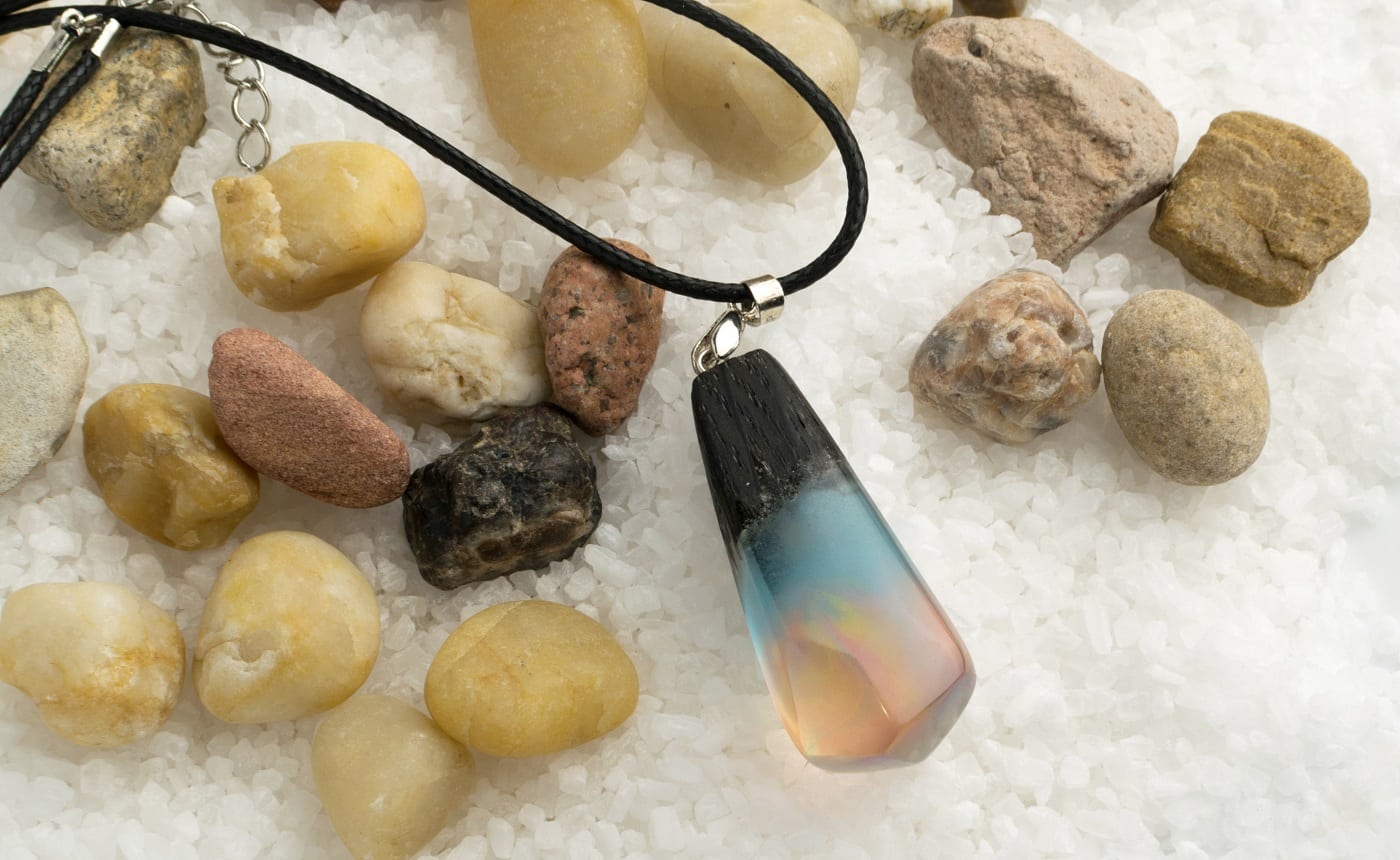 Comment faire des bijoux en résine - Guide Résine